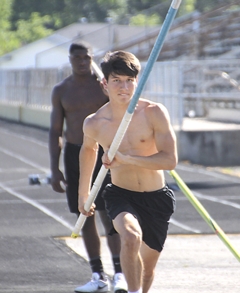 Bulldog vaulters have another height to reach | Port Arthur News