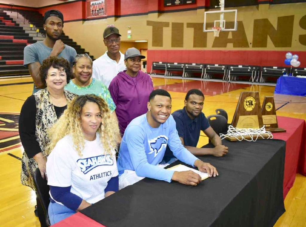 MEN'S BASKETBALL: Division I-caliber: 5A state MVP Chatman 10th Seahawk ...