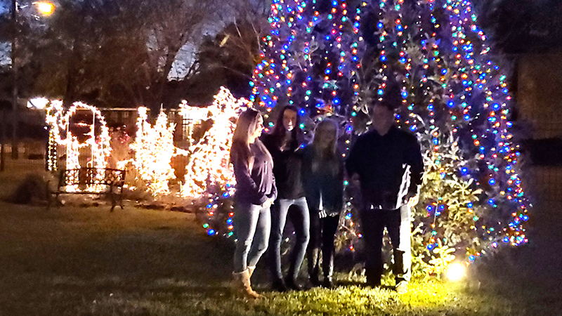 New Mayor Chris Borne helps light Groves Christmas tree | Port Arthur News