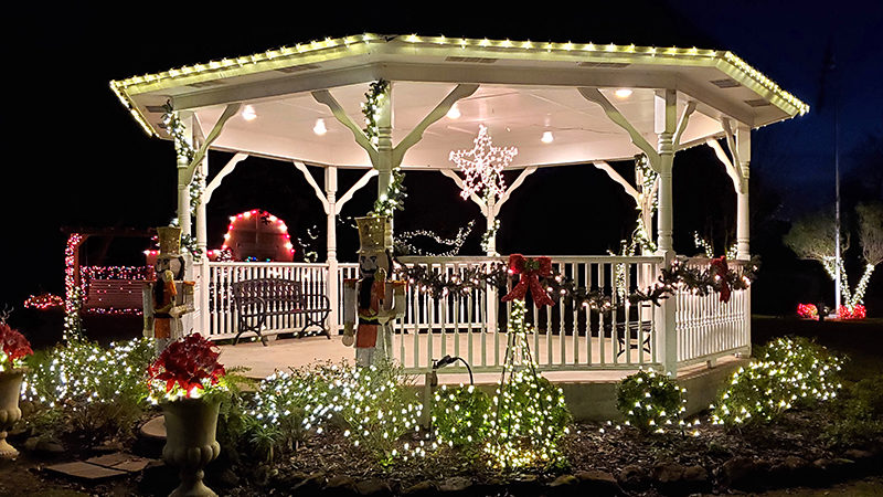 New Mayor Chris Borne helps light Groves Christmas tree | Port Arthur News