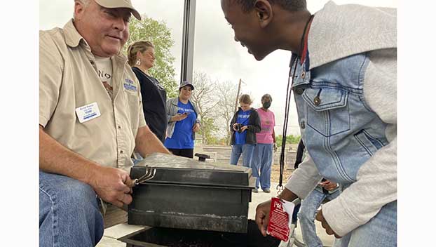 PHOTO GALLERY — Port Arthur students get wormy with hands-on garden ...